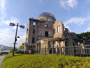 Hiroshima Atomic Bomb Hypocenter Monument (Hiroshima Prefecture, Hiroshima, Otemachi, 1-chome Otemachi), unutulmaz olayların yeri  Hiroşima'dan