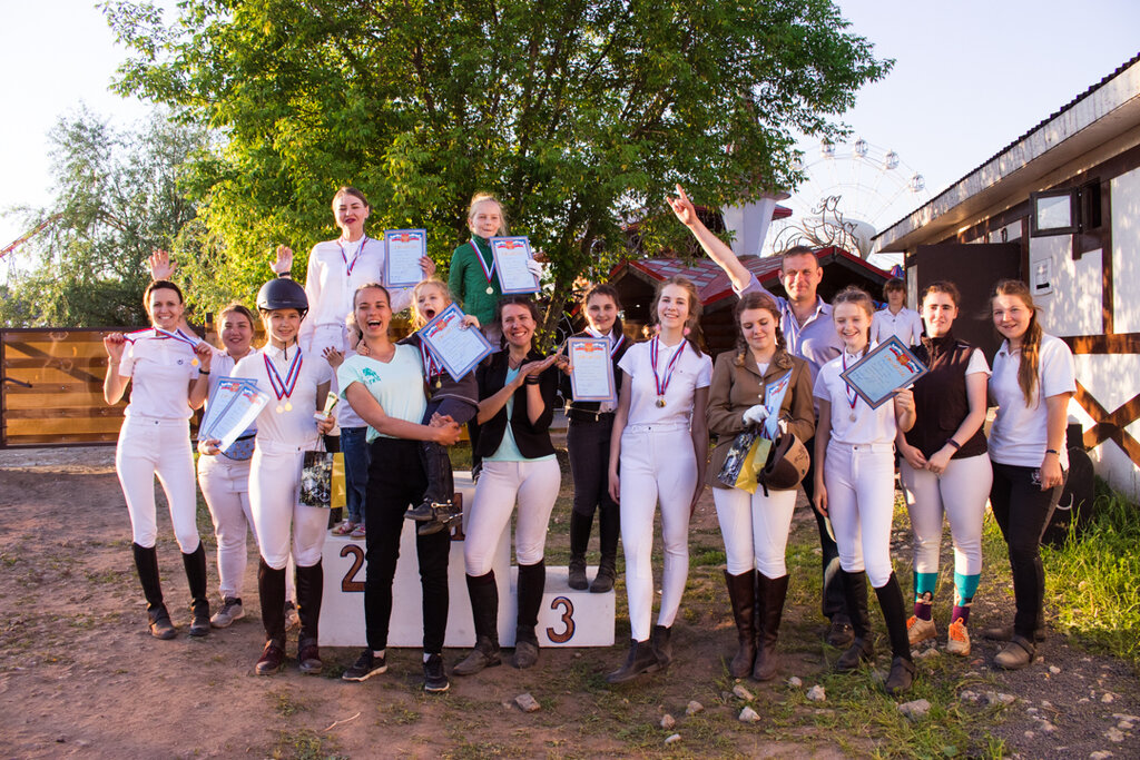 At ve binicilik kulüpleri Городской Конный центр Skazka, Moskova, foto