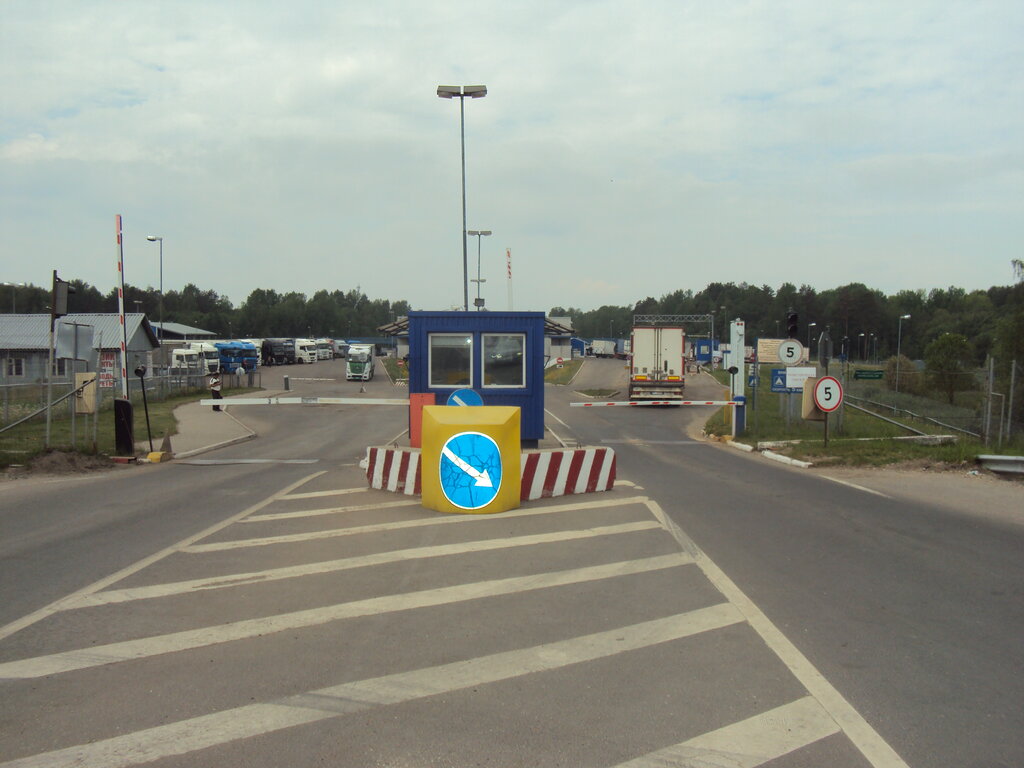 Sınır kapısı Burachki border checkpoint, Pskovskaya oblastı, foto