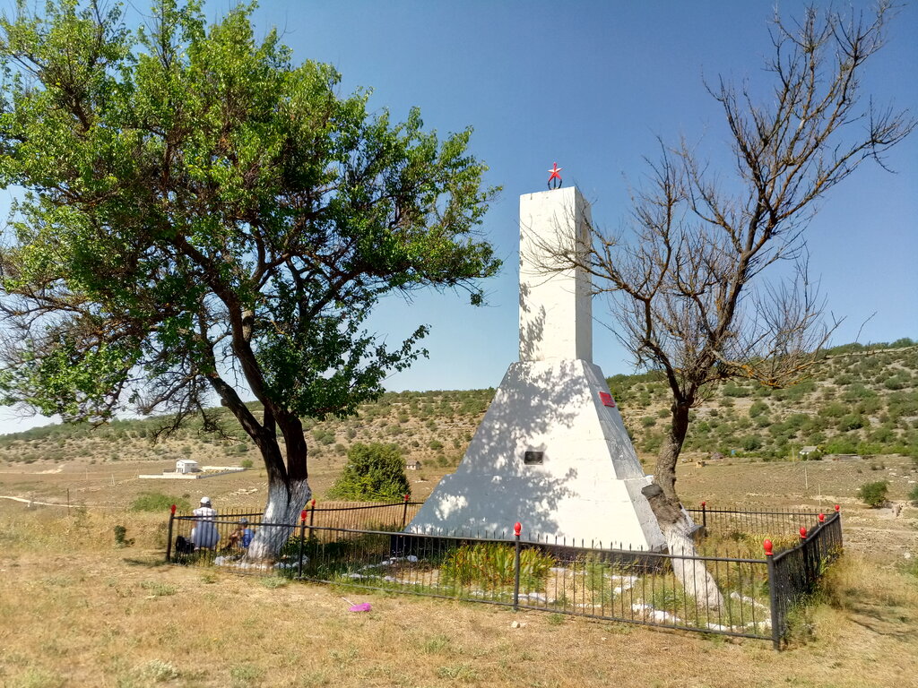 Anıt, heykel Защитникам долговременной замаскированной огневой точки № 11, Sevastopol, foto
