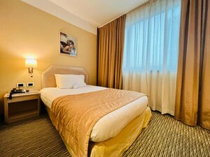 Holiday Inn Naples (Campania, Naples, Via de Roberto Domenico), otel  Napoli'den