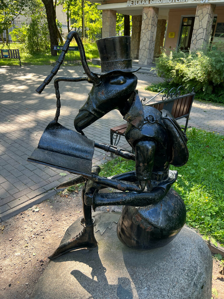 Park, sokak heykeli Читающий муравей, Zelenogorsk, foto