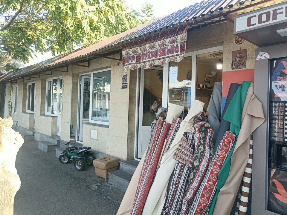 Kıyafet tamiri Armeno. official, Erivan, foto
