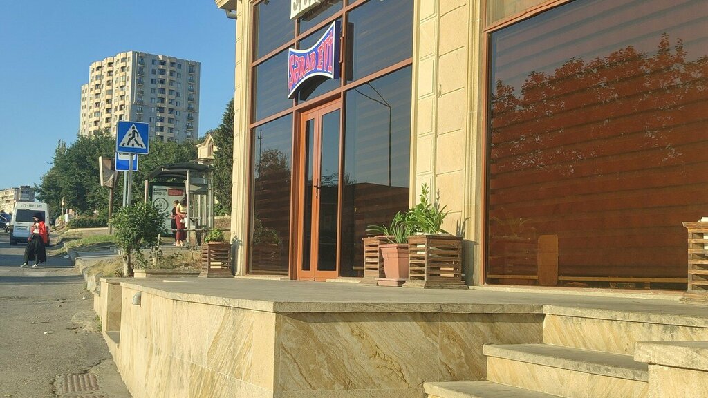 Alkollü içecekler Sherab evi, Bakü, foto