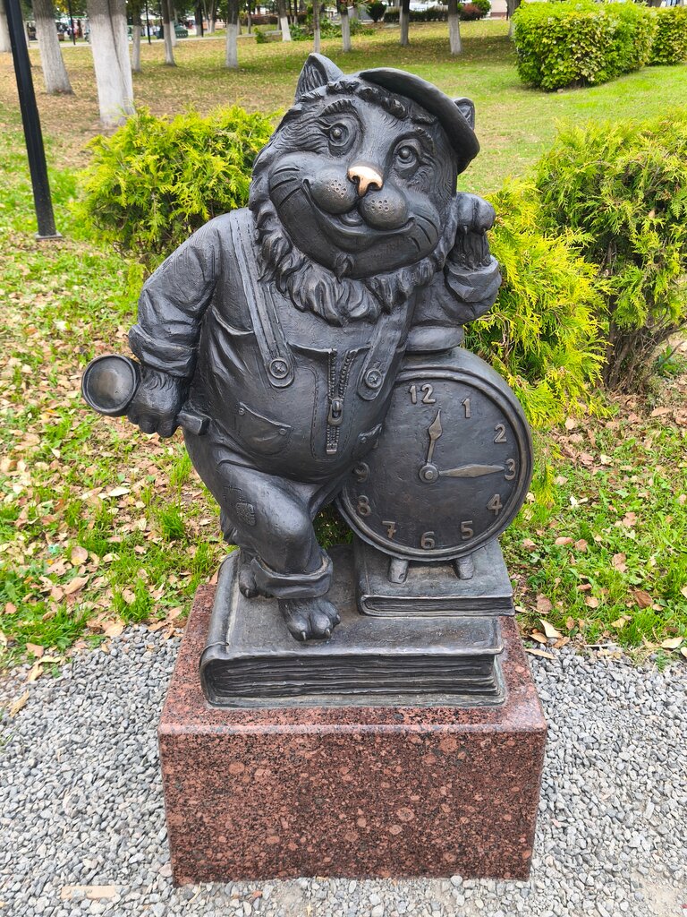 Park, sokak heykeli Кот Часовщик, Ugliç, foto