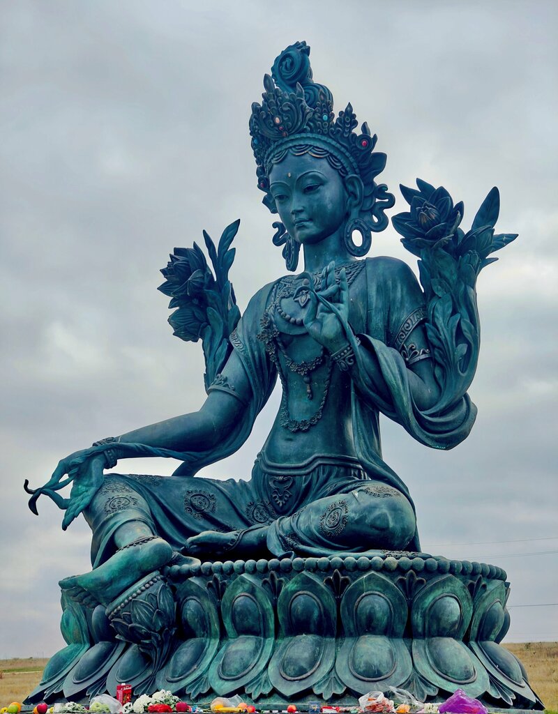 Park, sokak heykeli Богиня Зеленая Тара, Elista, foto