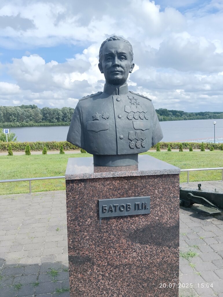 Anıt, heykel Бюст генерала армии П. И. Батова, Gomelskaya oblastı, foto