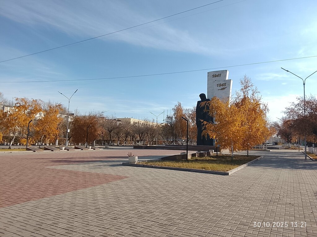 Anıt, heykel Monument to the Unknown Soldier, Temirtav, foto