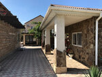 Гостевой дом Ласточка (улица Ленина No:10А, село Новосельское), otel  Kırım Cumhuriyeti'nden