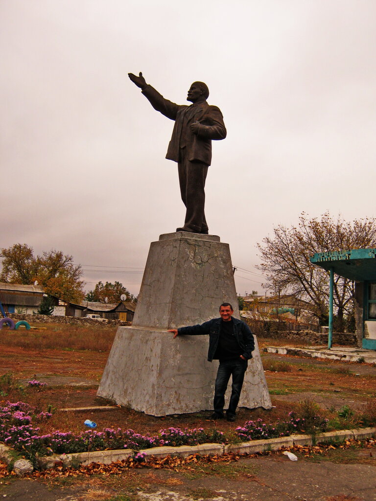Anıt, heykel Памятник В.И. Ленину, Lugansk Bölgesi, foto
