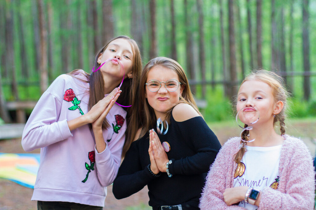 Yaz kampı Taiga Camp, İrkutskaya oblastı, foto