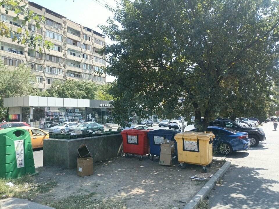 Ayrı çöp toplama noktası Waste sorting point, Erivan, foto