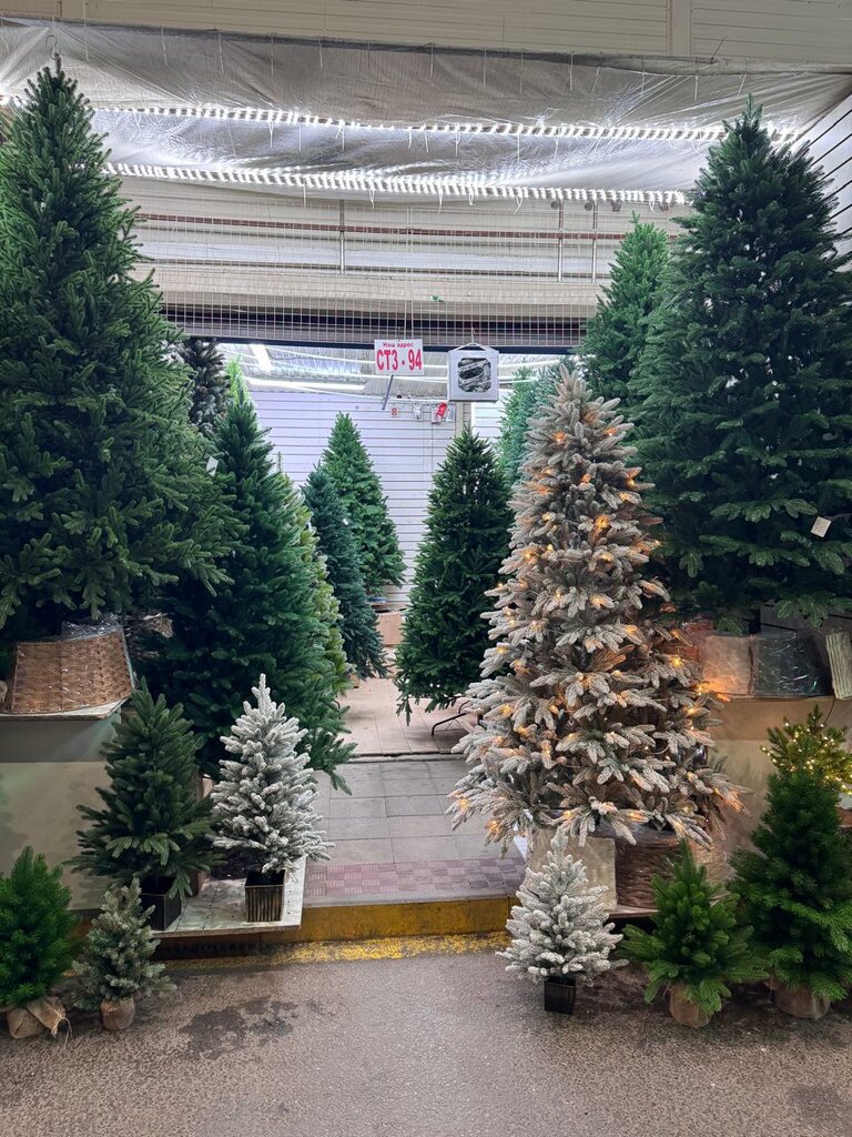 Yapay çam ağaçları ve süsleri Искусственные ёлки, Moskova, foto