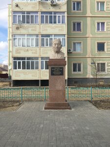 Shafikh Izbasov (Atyraý oblysy, Jylyoı aýdany, Kulsary, Shafıh Izbasov kóshesi), anıt, heykel  Kulsarı'dan