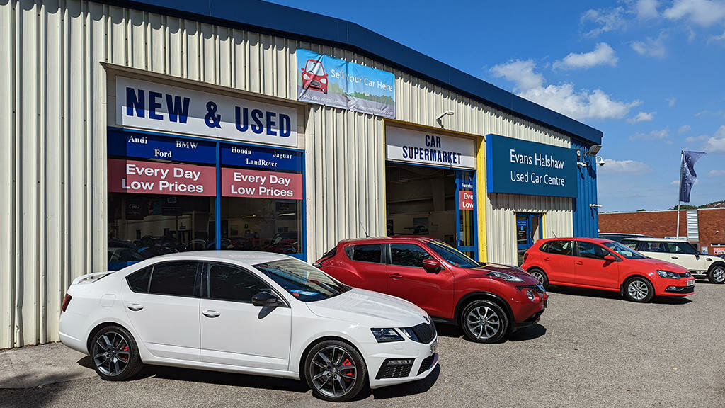 Otomobil parçaları imalatı Evans Halshaw Used Car Centre Plymouth, İngiltere, foto