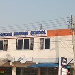 Precise Driving School (La Bawaleshi Road No:15), sürücü kursları  Akra'dan