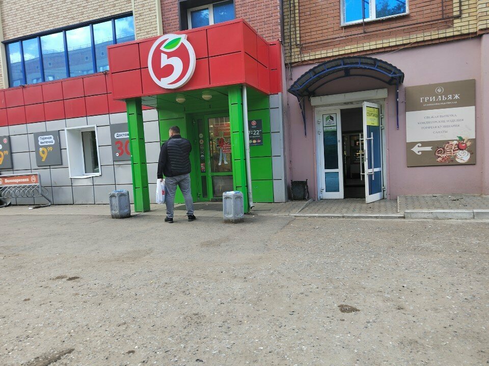 Alışveriş merkezleri Torgovy kompleks Status 2009, Omsk, foto