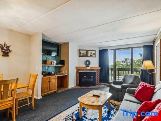 Otel Cozy Kitchen and Gas Fireplace with Balcony - Charming Ski Retreat, Vermont Eyaleti, foto