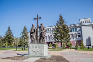 Святые равноапостольные Кирилл и Мефодий (Bryansk Urban District, Sovetskiy City Administrative District, Slavyanskaya ploshchad), anıt, heykel  Briansk'tan
