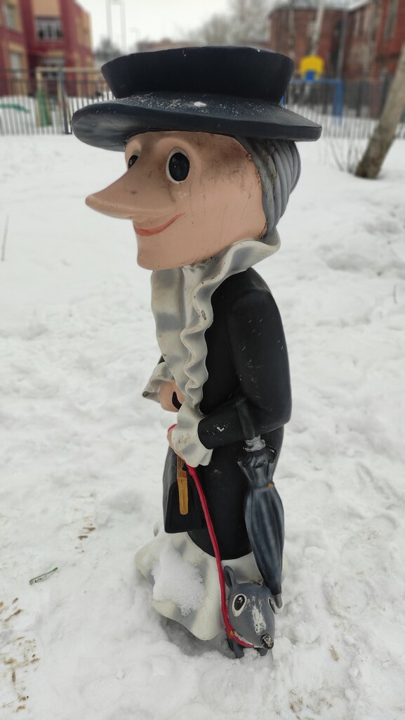 Park, sokak heykeli Шапокляк, Kronstadt, foto