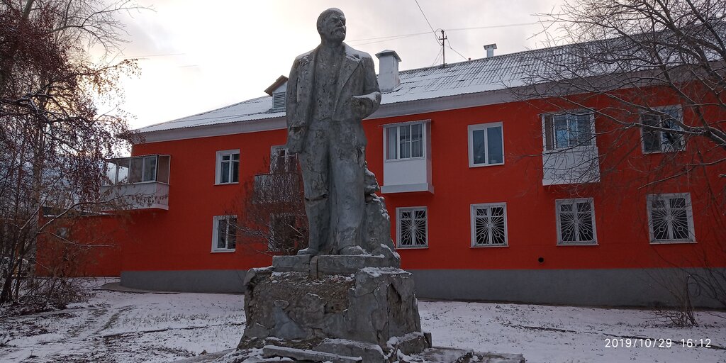 Anıt, heykel V.I. Lenin, Nijniaya Tura, foto