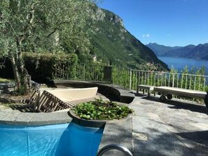 Agriturismo Castello di Vezio (Lombardy, Lecco, Via del Castellano, 16), otel  Lombardiya'dan