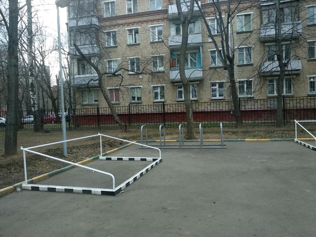 Bisiklet park yerleri Velosipednaya parkovka № 34012 Shkola № 511, Moskova, foto