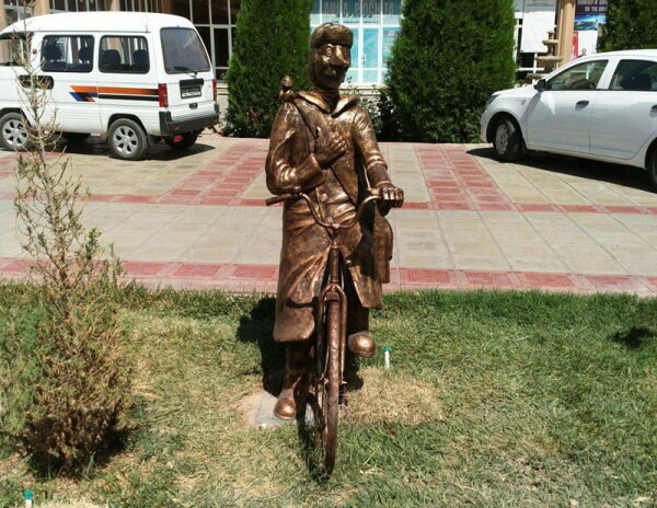 Park, sokak heykeli Postman Pechkin, Ürgenç, foto