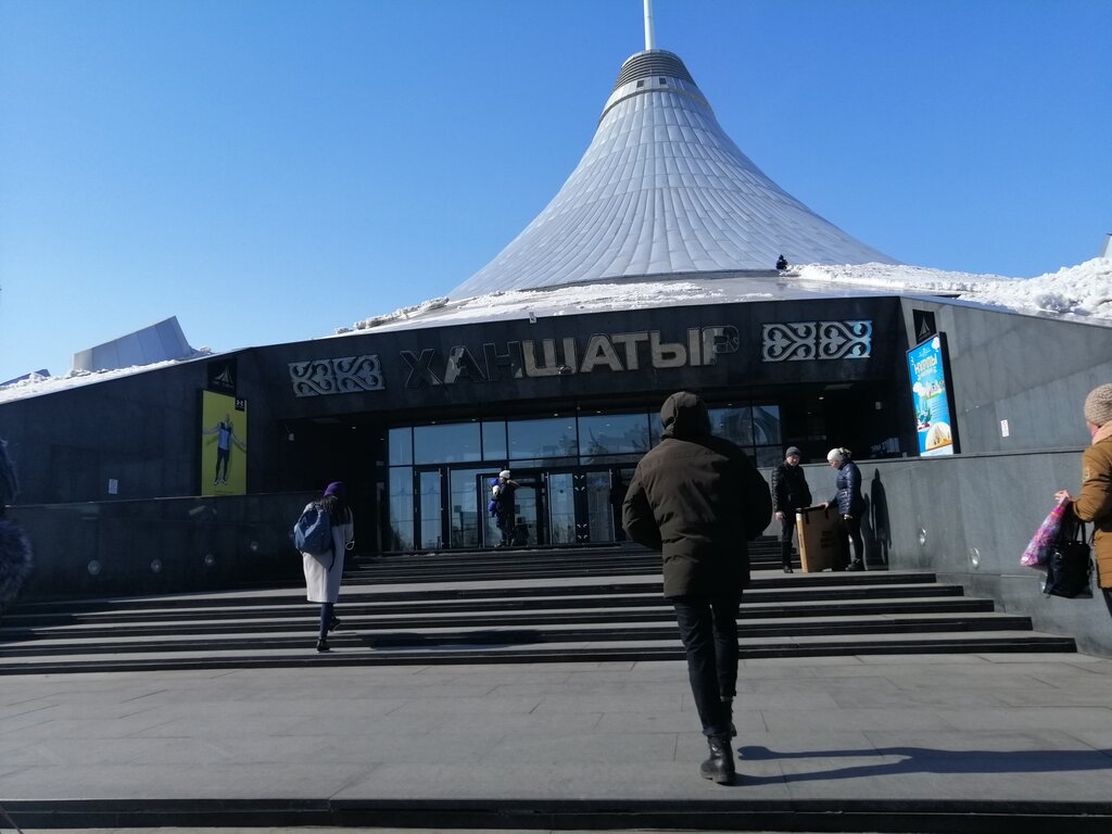 Giyim mağazası Massimo Dutti, Astana, foto