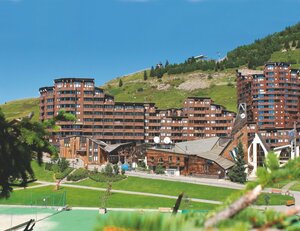 Residence Pierre & Vacances Les Fontaines Blanches (Auvergne-Rhône-Alpes, Haute-Savoie, Arrondissement de Thonon-les-Bains, Morzine, Route d'Avoriaz, 1800), otel  Morzine'den