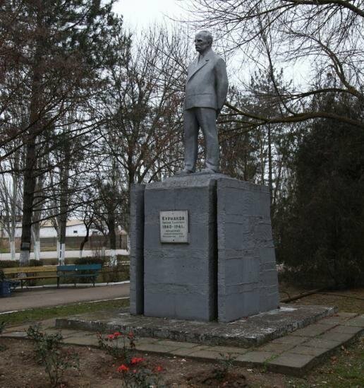 Anıt, heykel Н.С. Курнаков, Krasnoperekopsk, foto