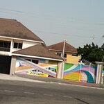 Country Kids (Aluguintugui Street No:28), ortaokul  Akra'dan