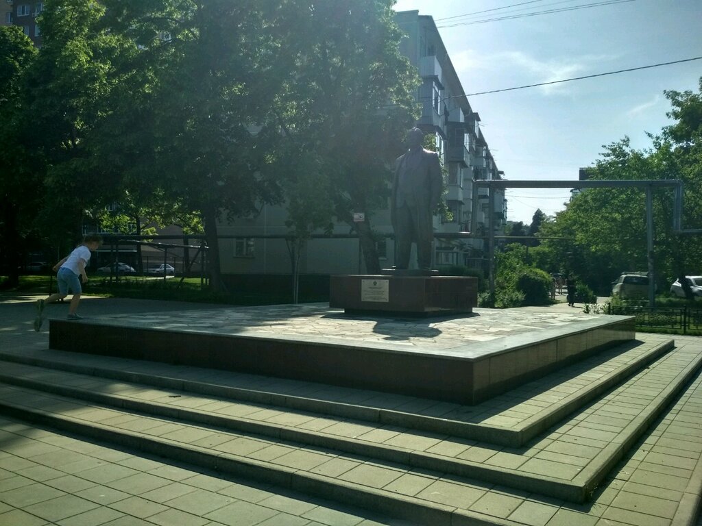 Anıt, heykel Георгий Михайлович Димитров, Krasnodar, foto