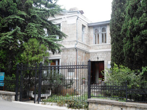 Library (улица Ленина No:20), kütüphaneler  Aluşta'dan