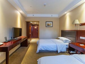 Overseas Chinese Hotel (No.768 Xinhua South Road), otel  Urumqi'den