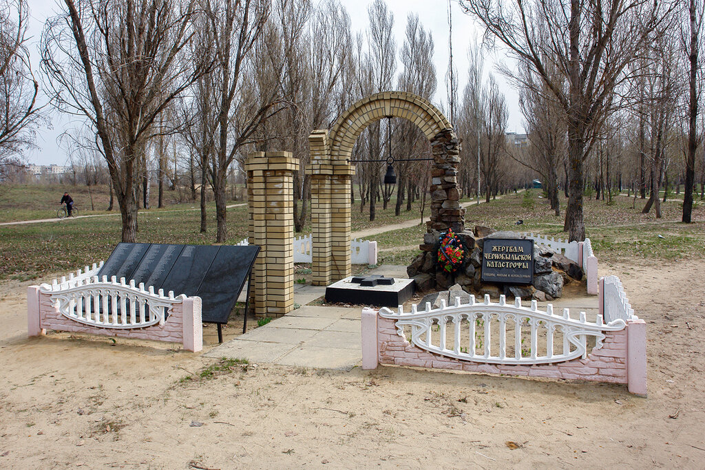 Anıt, heykel Ликвидаторам аварии на Чернобыльской АЭС, Rubizhne, foto