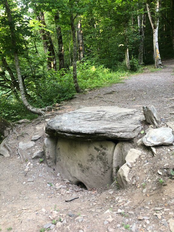 Turistik yerler Дольмен, Soçi, foto