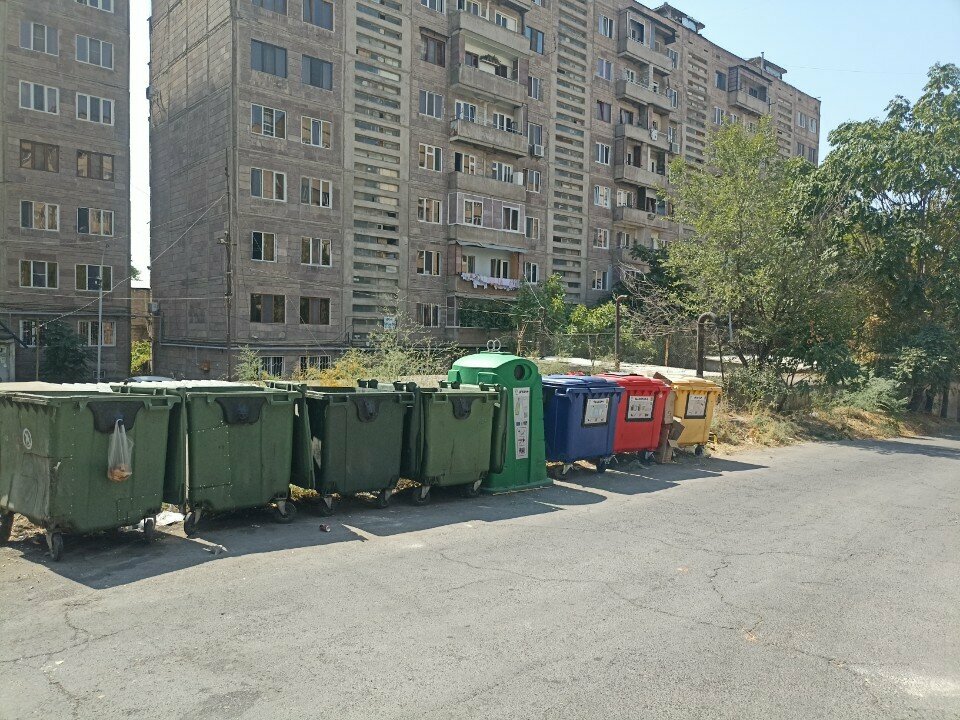 Ayrı çöp toplama noktası Waste sorting point, Erivan, foto