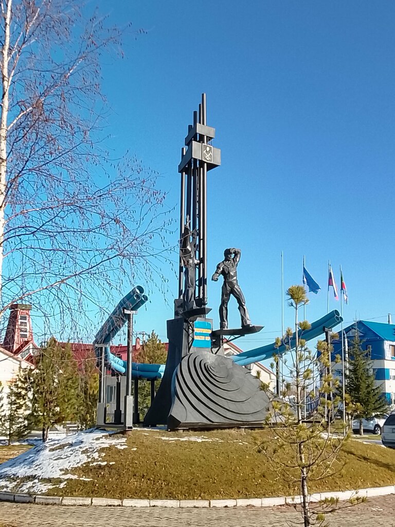 Anıt, heykel Первооткрывателям ямальских недр, Yamal‑Nenets Özerk Bölgesi, foto