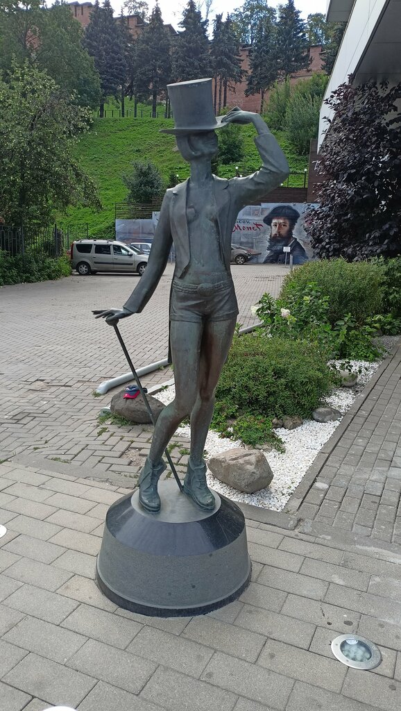Park, sokak heykeli Девушка в цилиндре, Nijni Novgorod, foto