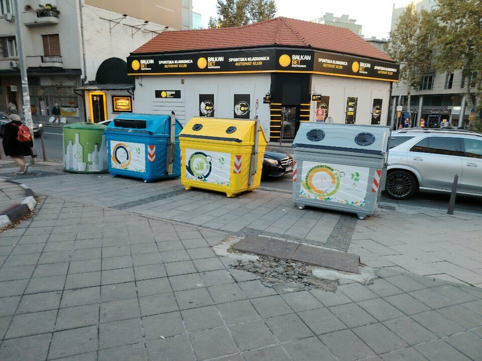 Ayrı çöp toplama noktası Раздельный сбор отходов, Belgrad, foto