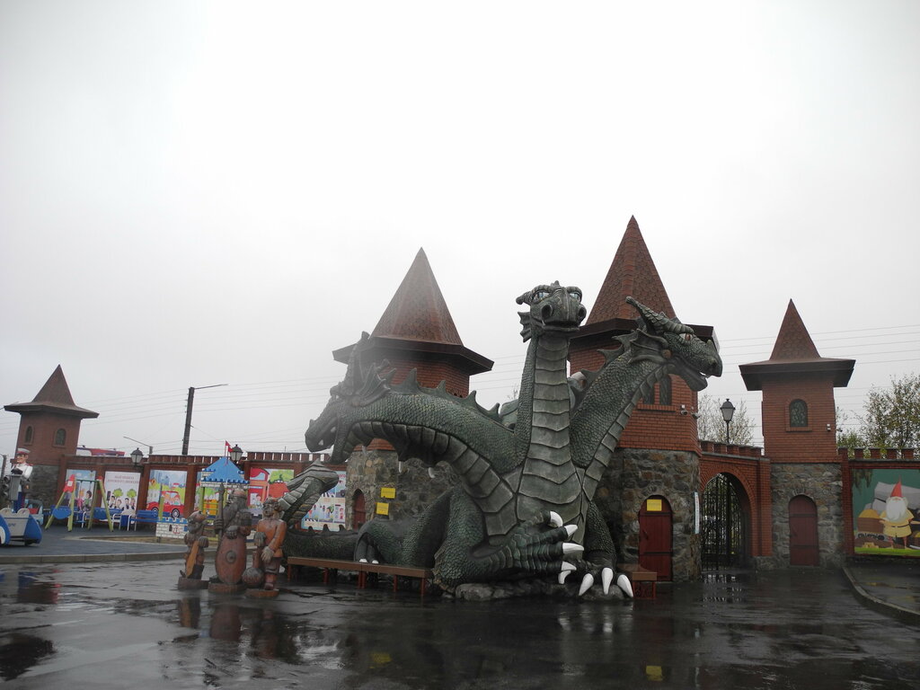 Park, sokak heykeli Змей Горыныч, Murmansk, foto