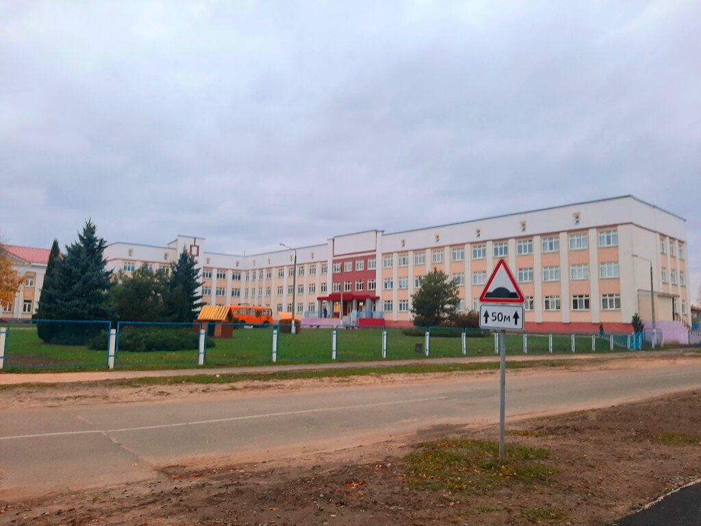 Ortaokul Srednyaya shkola Uvarovichskaya Guo, Gomelskaya oblastı, foto