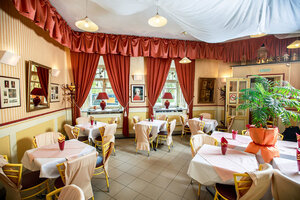 Mozart (Kronverkskiy Avenue No:23), kafe  Saint‑Petersburg'dan