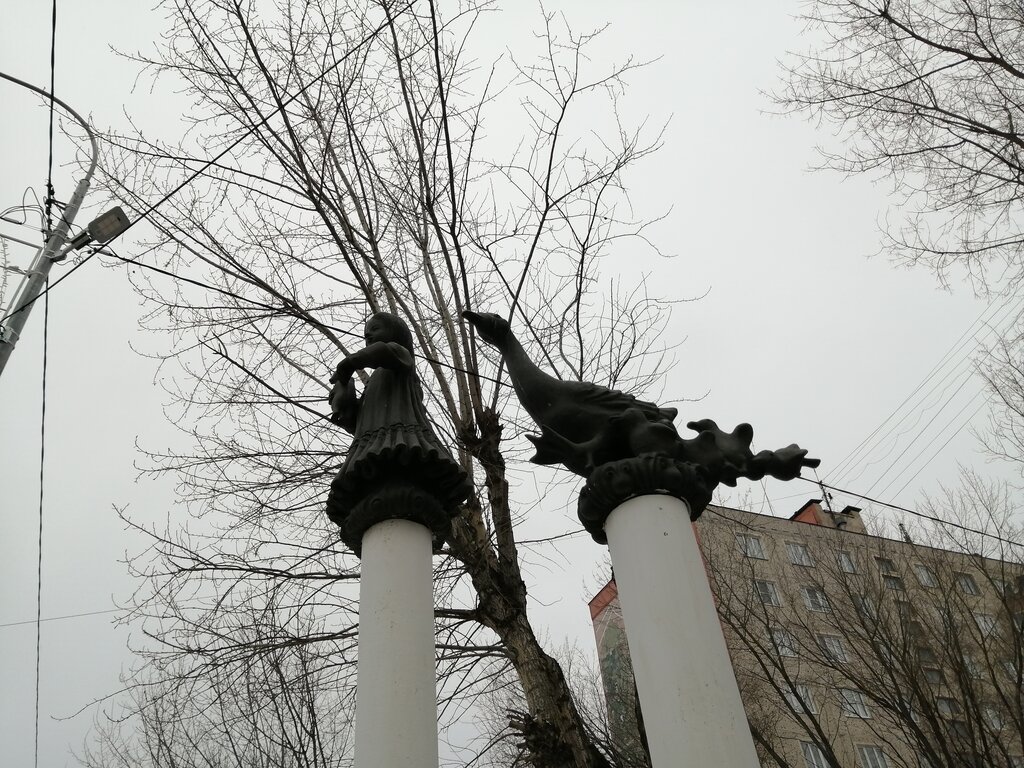 Park, sokak heykeli Девочка с утятами, Dmitrov, foto
