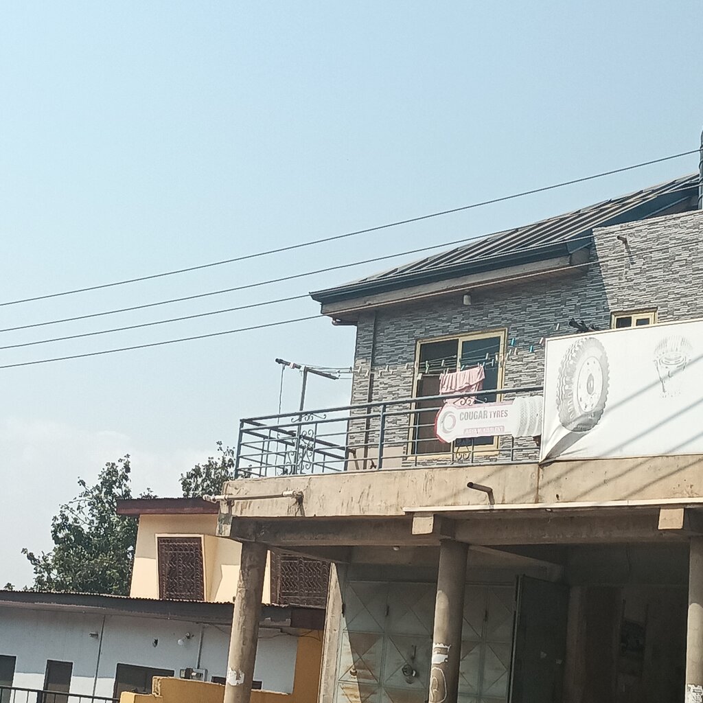 Jant ve lastikçiler Agya M. Kissi Enterprise, Akra, foto