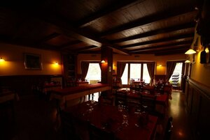 Hotel Londra (Borgo Villa 39,12021 Acceglio,), otel  Piyemonte'den