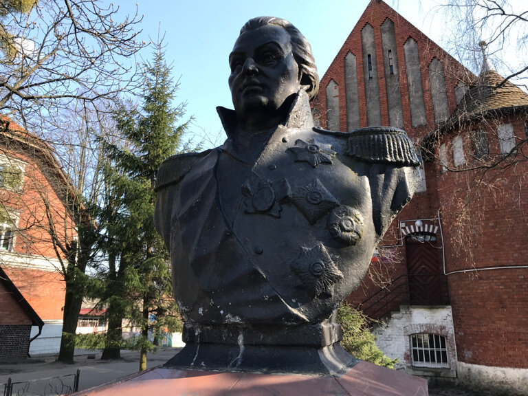 Anıt, heykel Михаил Илларионович Кутузов, Pravdinsk, foto