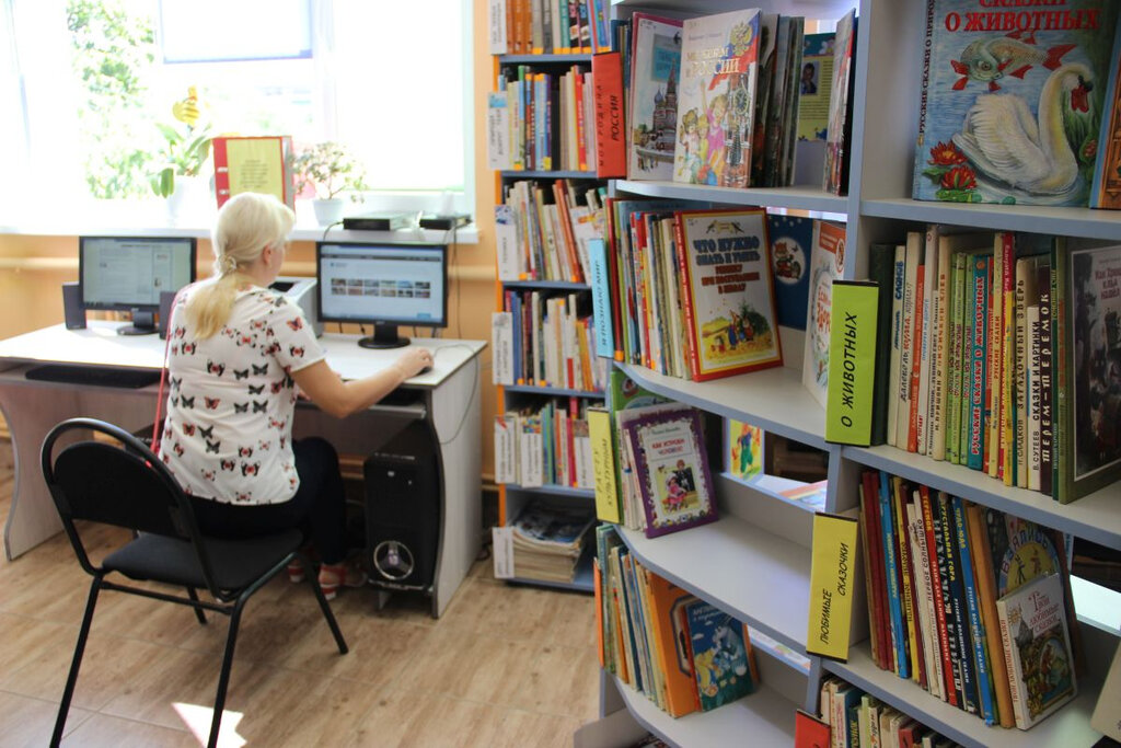 Kütüphaneler Library of mkr. Pribrezhny, Kaliningrad, foto