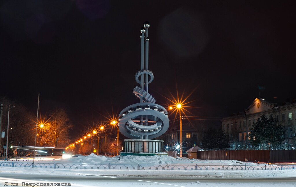 Anıt, heykel Monument to Petropavlovsk Industry, Petropavl (Petropavlovsk), foto